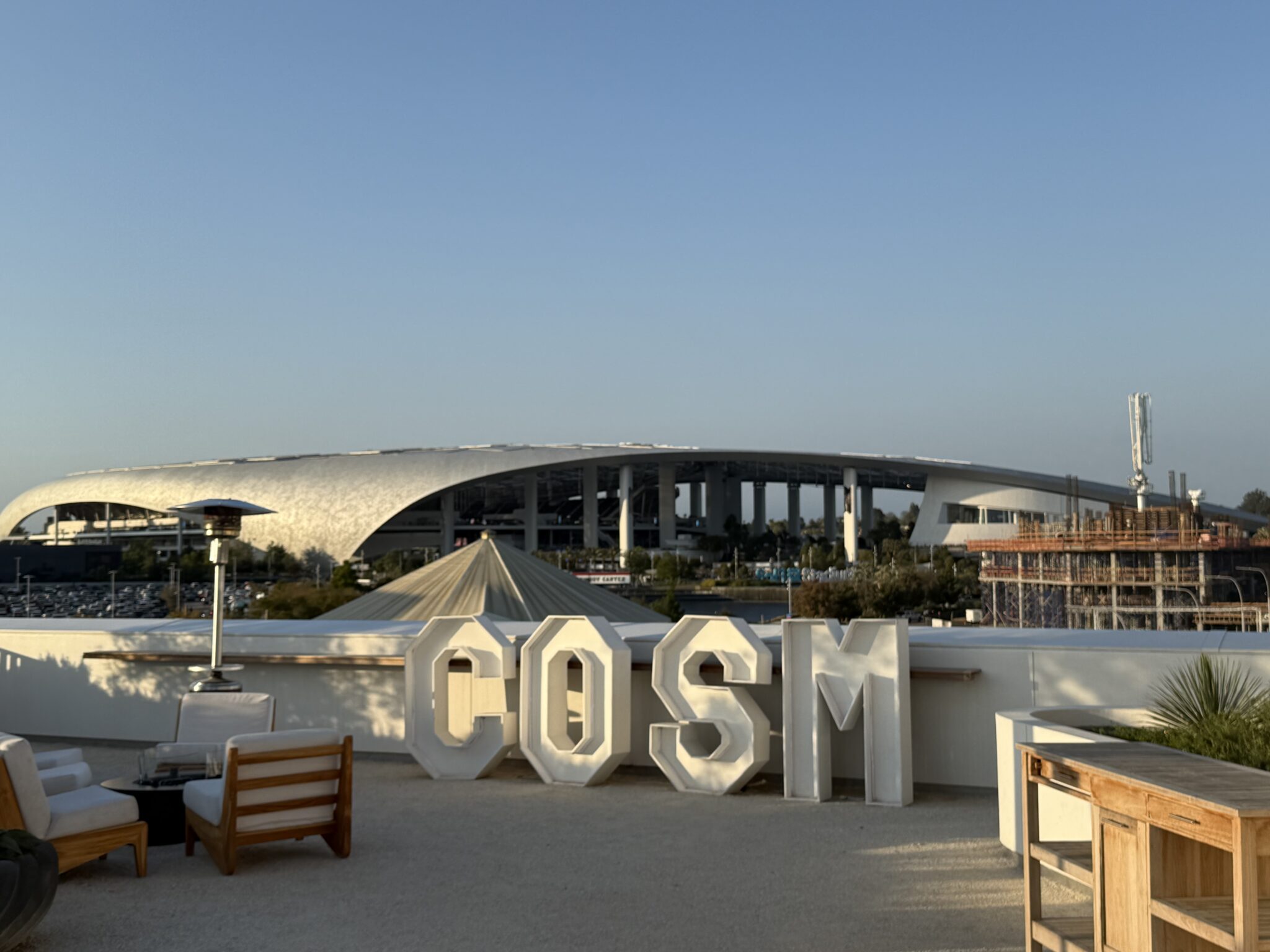 LAに誕生した未来のスポーツ・エンタメ施設「Cosm」に潜入取材！ – ファウンダー思考